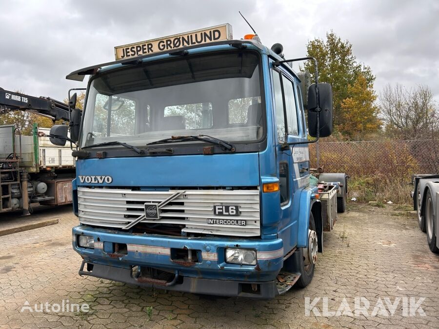 Prodaje se Volvo FL615 rol kiper sa kukom na aukciji