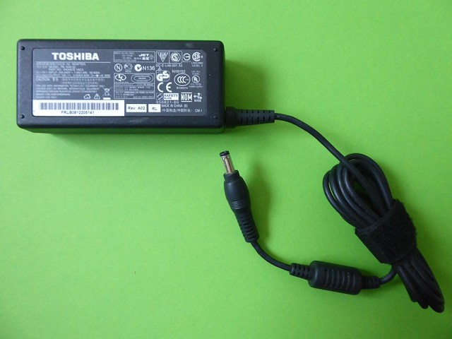 TOSHIBA Punjač 19V / 3.42A / 65W / 5.5 × 2.5 mm