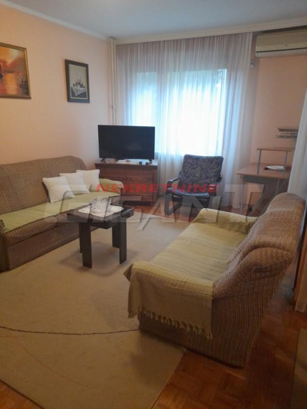 Bulevar Oslobođenja, Trosoban stan za izdavanje, 87m2, 700€