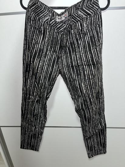Crno bele zebra pantalone