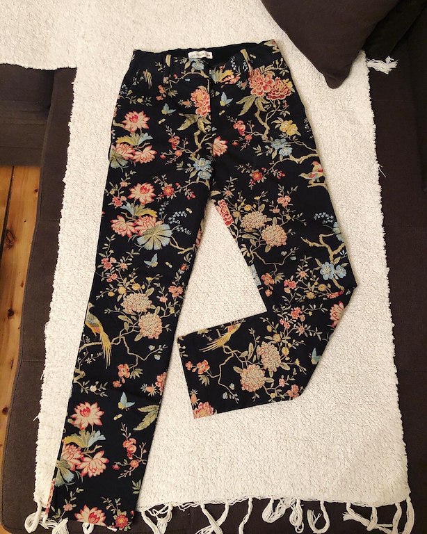 Nove H&M pantalone, veličina je 36, imaju lastiš u struku, rastežu