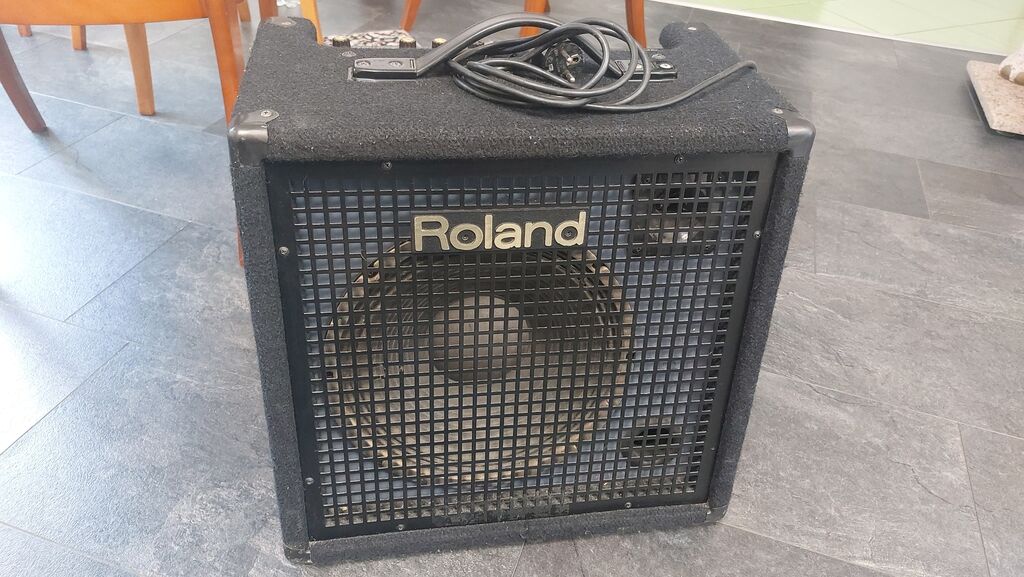 Roland KC 300