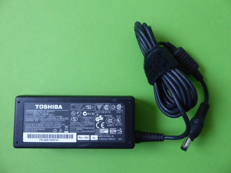 TOSHIBA Punjač 19V / 3.42A / 65W / 5.5 × 2.5 mm