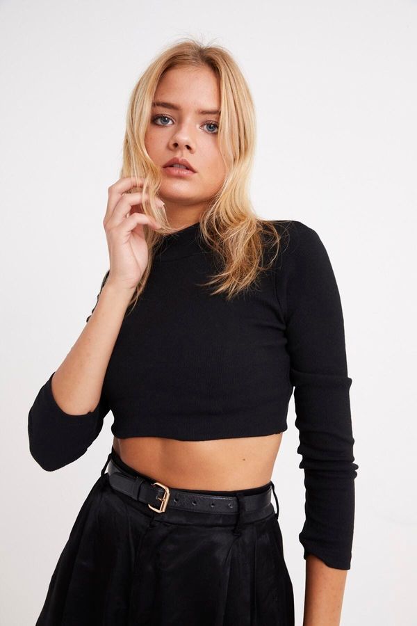 COOL & SEXY WOMEN'S BLACK HALF TURTLENECK CROP BLOUSE CG113