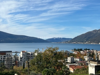 Novi dvoetažni stan od 126 m2 sa pogledom na&nbsp;Porto Montenegro&nbsp;je ekskluzivna ponuda na tivatskom ...