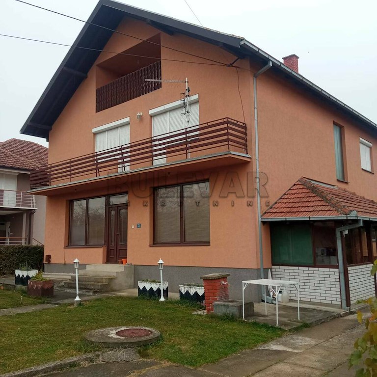 Kuća u Kragujevcu, naselje Šumarice - površina 114 m2, u osnovi, pomoćni ob