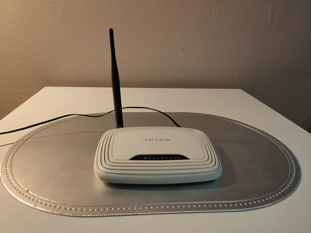 Tp link Tlwr 740N ruter-modem sa adapterom.