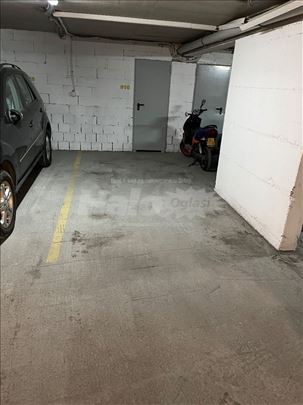 Izdajem parking mesto Danijelova ulica