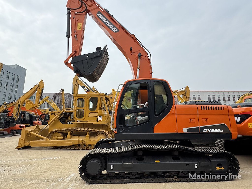 Doosan DX225 bager guseničar