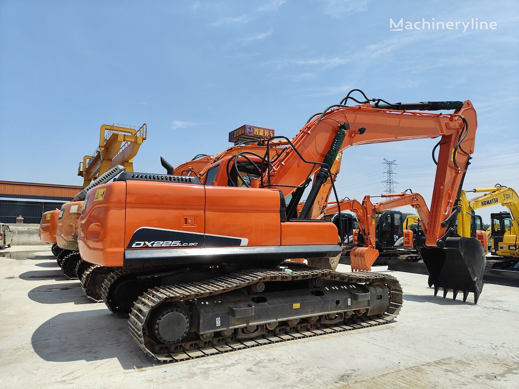 Doosan DX225 bager guseničar