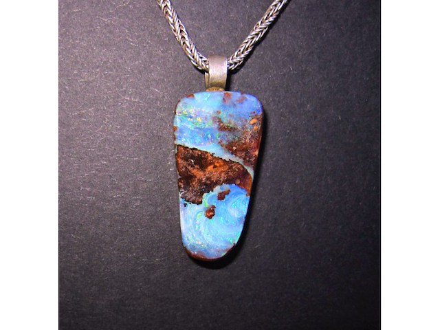 NEODOLJIVI AUSTRALIJSKI BOULDER OPAL NA SREBRNOM LANCU