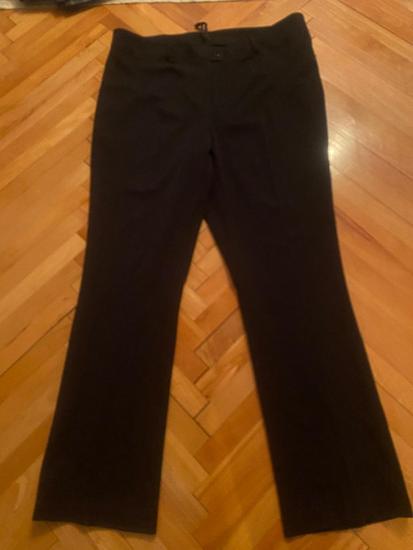 Nove crne pantalone