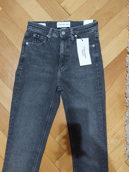 Calvin Klein farmerke, Nove sa etiketkm