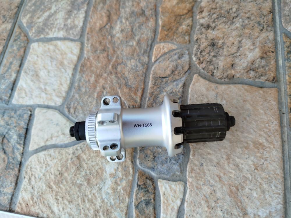 Zadnja nabla Shimano T565 24h