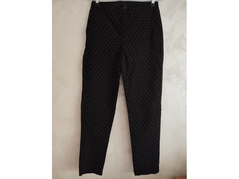 Crne pantalone na crtu vel 38