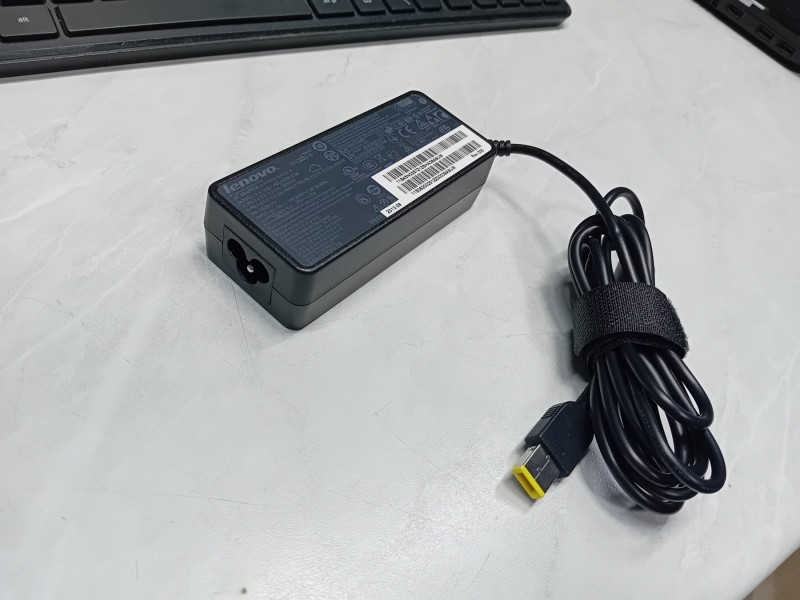 Lenovo Punjac Adapter 20V - 3,25A 65W četvrtasti konek