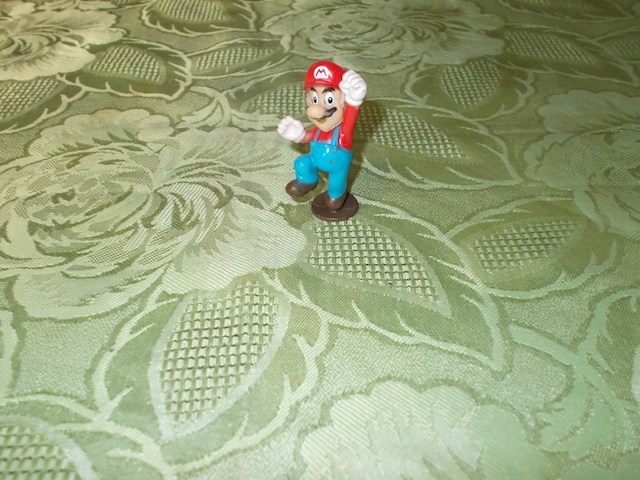 Super Mario - gumena figurica visine oko 6 cm