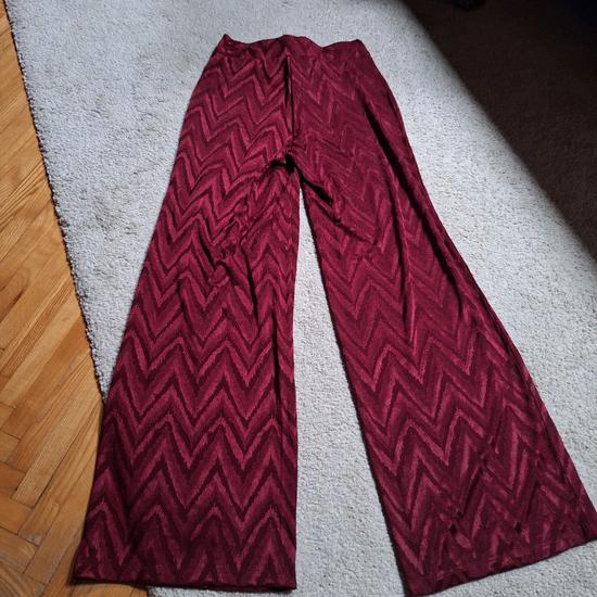 Zanimljive bordo pantalone S snizene 900