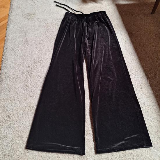 Plisane pantalone odgovara S M snizeno 1200