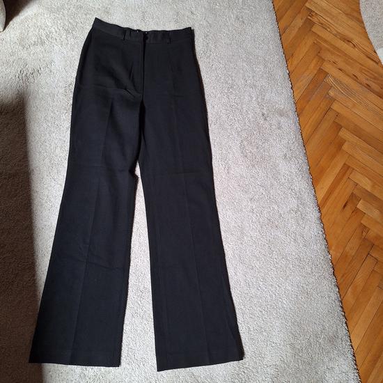 Crne poslovne pantalone 38 snizeno 1400