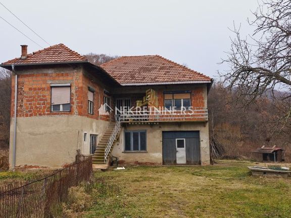 Prodaja kuće na 4 km od Jagodine – Fenomenalan plac, izuzetan potencijal!