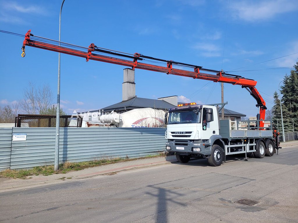 IVECO TRAKKER AD260T36 kamion s ravnom platformom