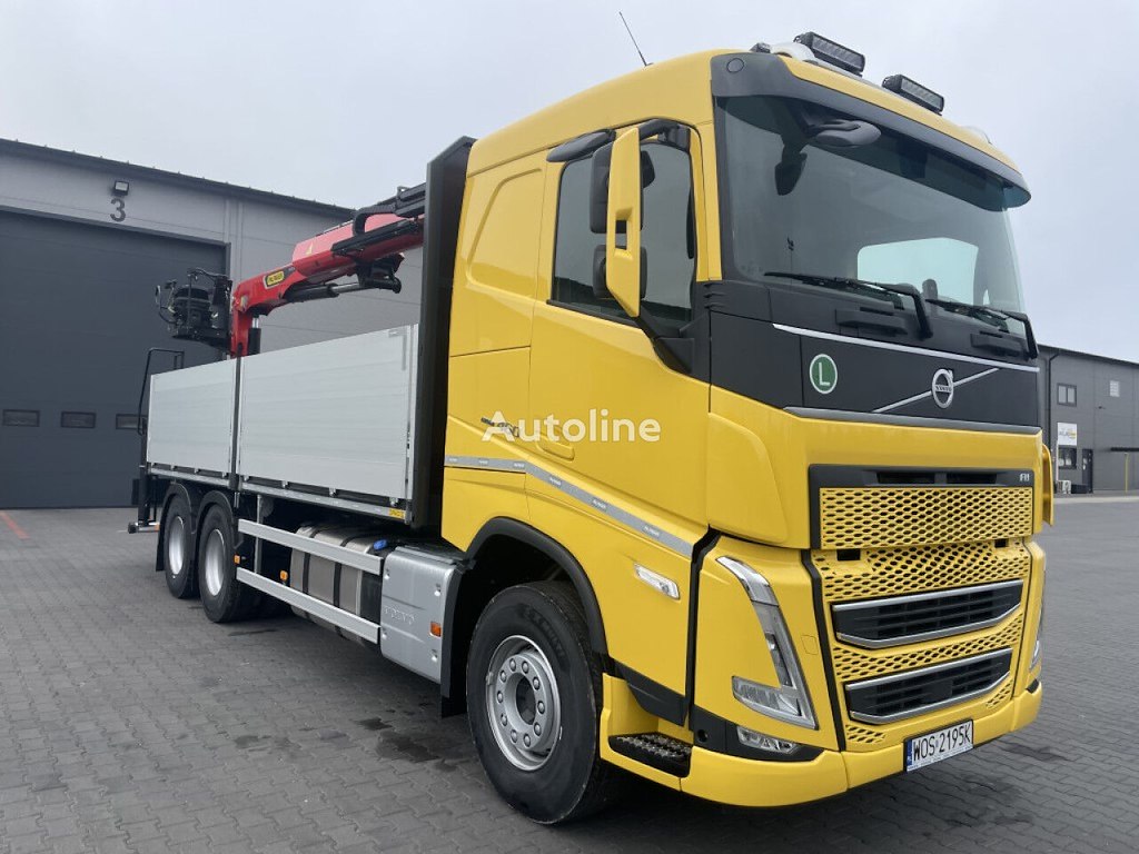 Volvo FH kamion s ravnom platformom