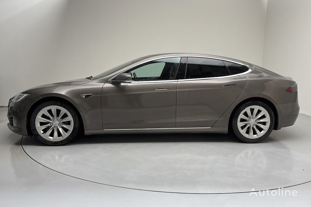 Prodaje se Tesla Model S sedan na aukciji