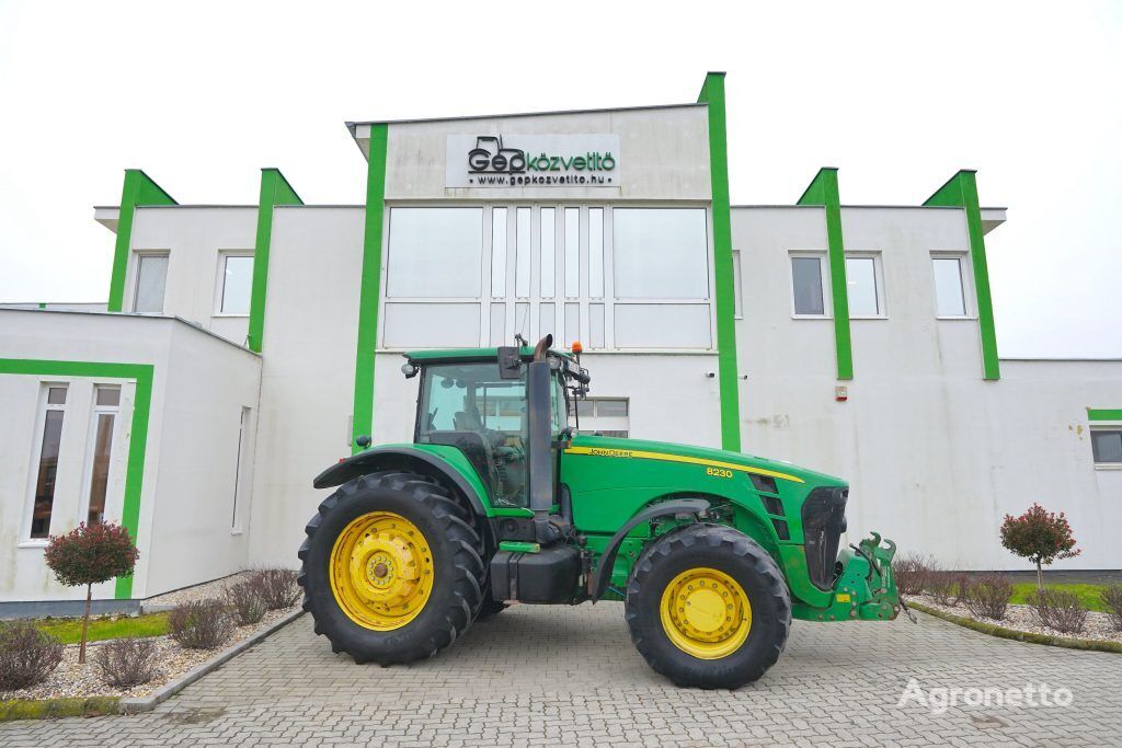 Novi John Deere 8230 STOCK traktor točkaš