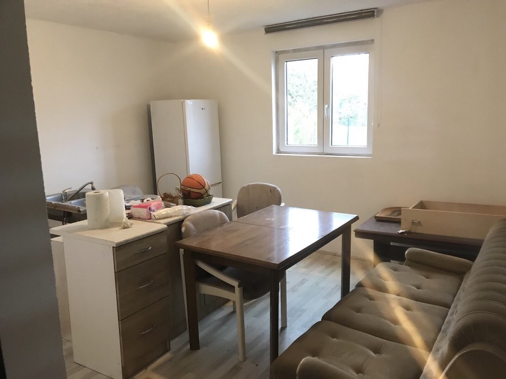 BARAJEVO LIPOVICA 99m2 , T , 85000e