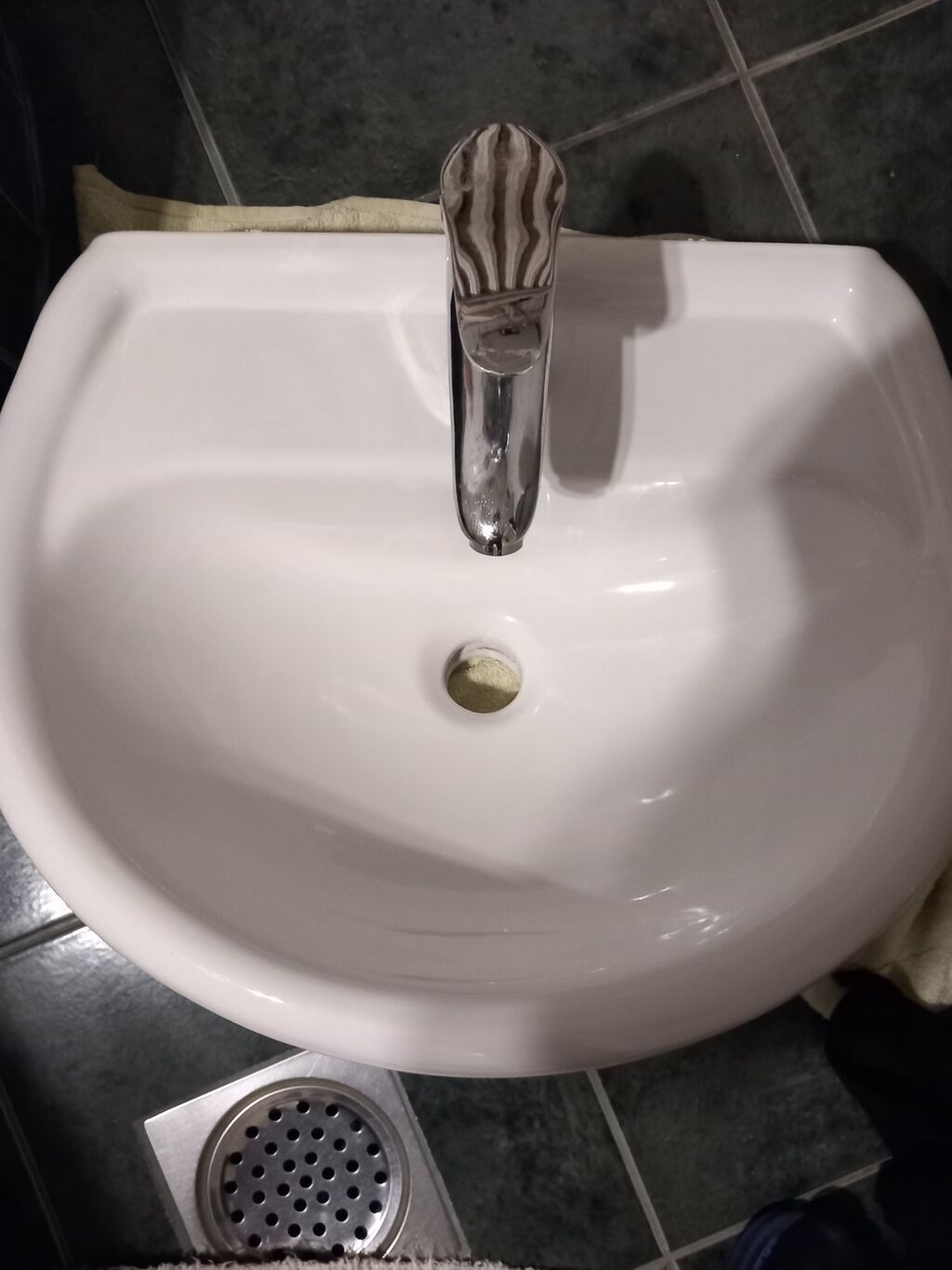 Lavabo sa slavinom, moze i odvojeno