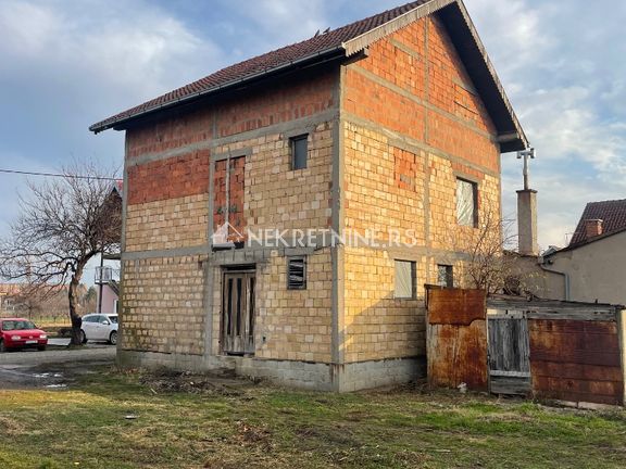 Prodajem kuću sa 5 ari placa