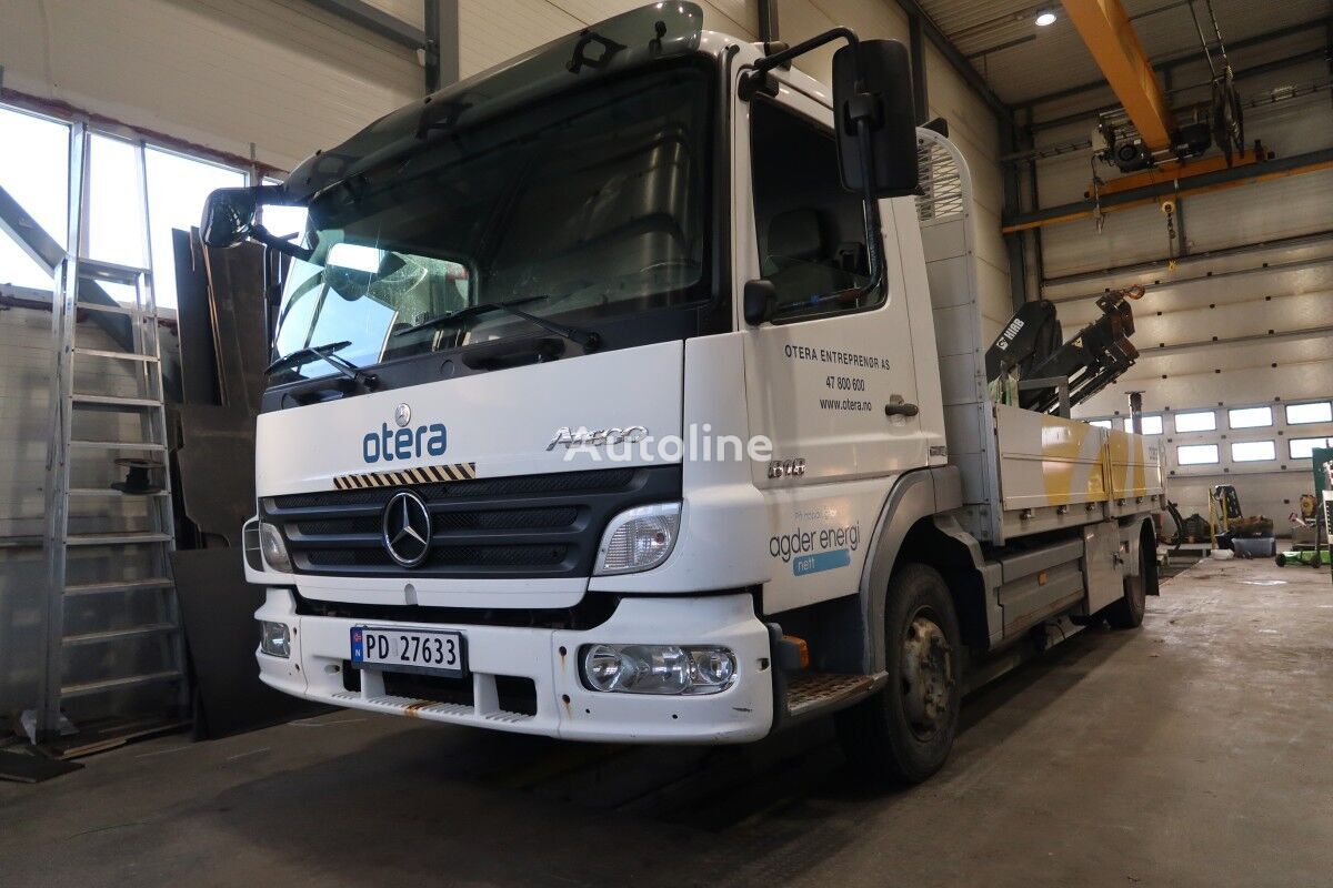 Prodaje se Mercedes-Benz ATEGO 818 planbil med HIAB kran / lav km / EU godkjent kamion s ravnom platformom na aukciji