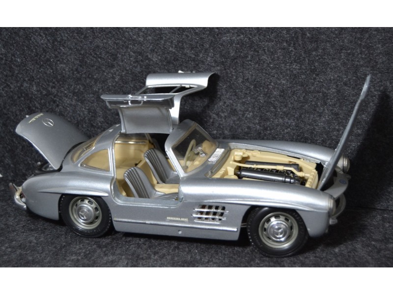 Autić Mercedes Benz 300 SL 1:18 Burago