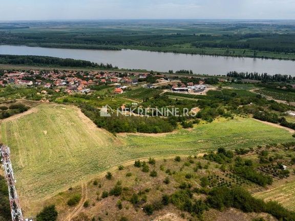 Odličan plac sa pogledom na Dunav