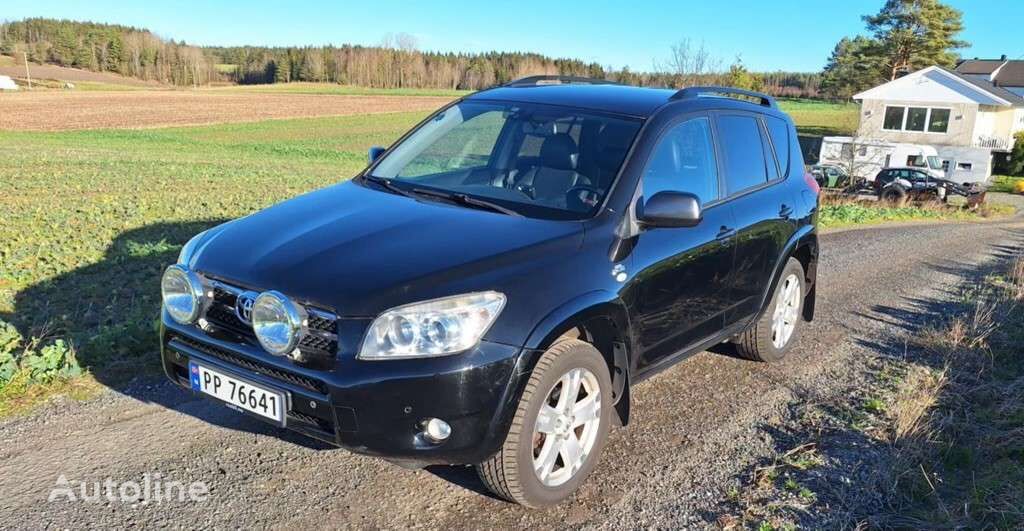 Prodaje se Toyota RAV4 krosover na aukciji