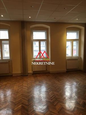 Renoviran salonski stan - 140m2 - centar