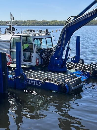 SELF-PROPELLED MULTIFUNCTIONAL AMPHIBIOUS DREDGER plovni bager