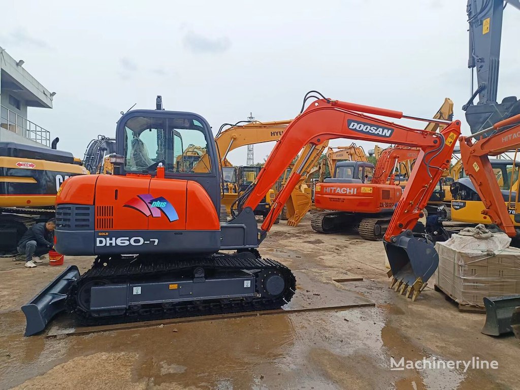 Doosan DH60 bager guseničar