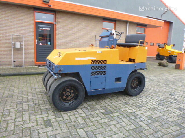 Komatsu JW30-1 pneumatski valjak