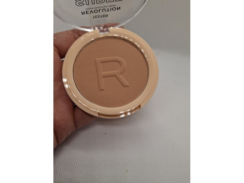 REVOLUTION SUPER MATTE KAMENI PUDER NOV RASPRODAJA