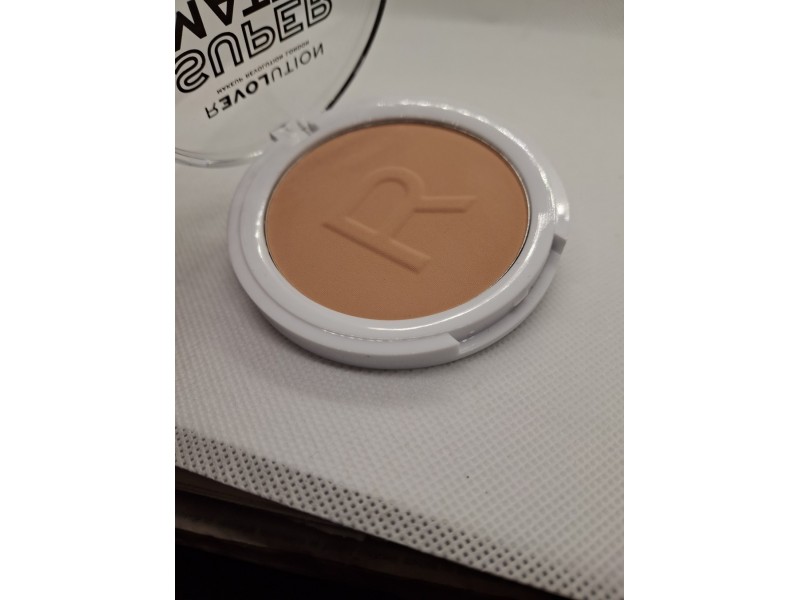 REVOLUTION SUPER MATTE KAMENI PUDER NOV RASPRODAJA