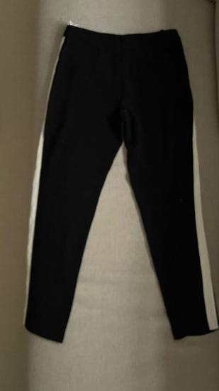 Elegantne crne pantalone sa prugama