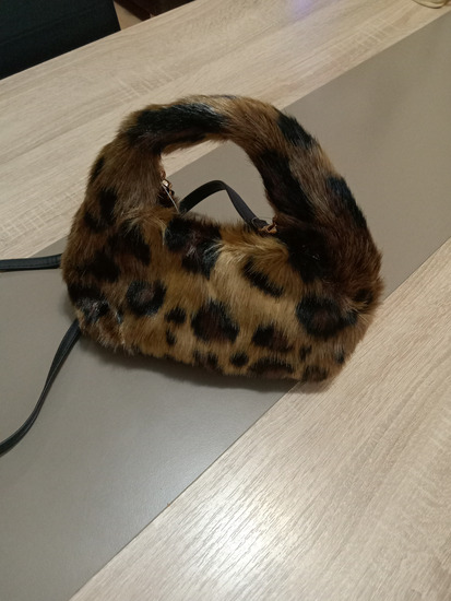Čupava mini torbica.H&M.Novo!