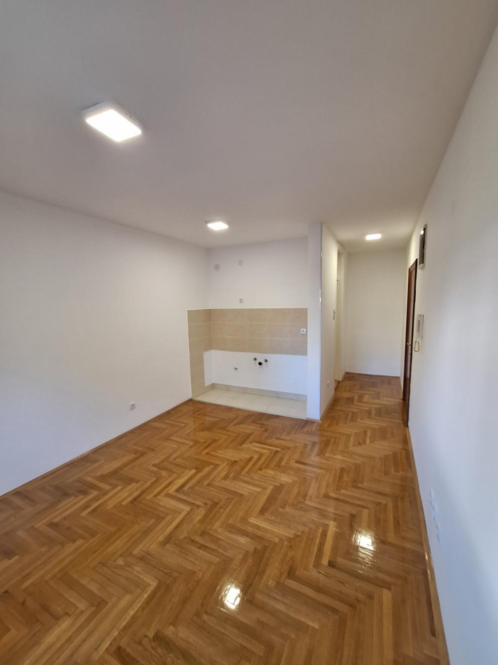 Komplet renovirana garsonjera na Grbavici +parking ID#1184 66.950 €