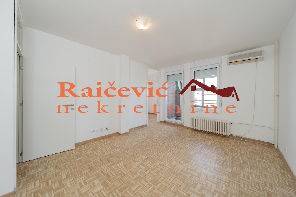 VRACAR CRVENI KRST 43m2 , T , 164000e