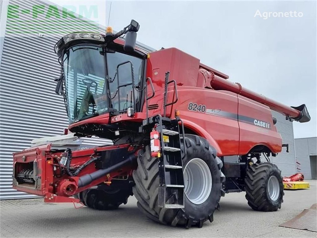 Axial flow 8240 med 30 fods vario skærebord kombajn za žito