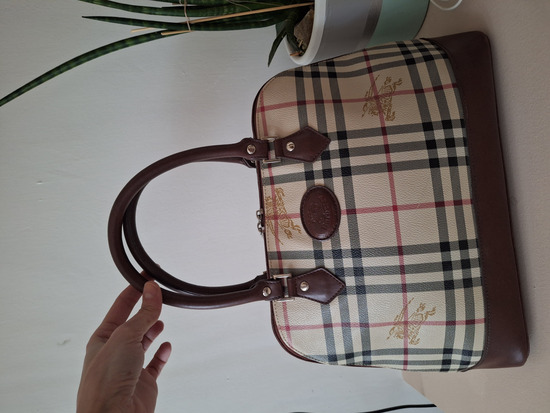 Burberry tasna