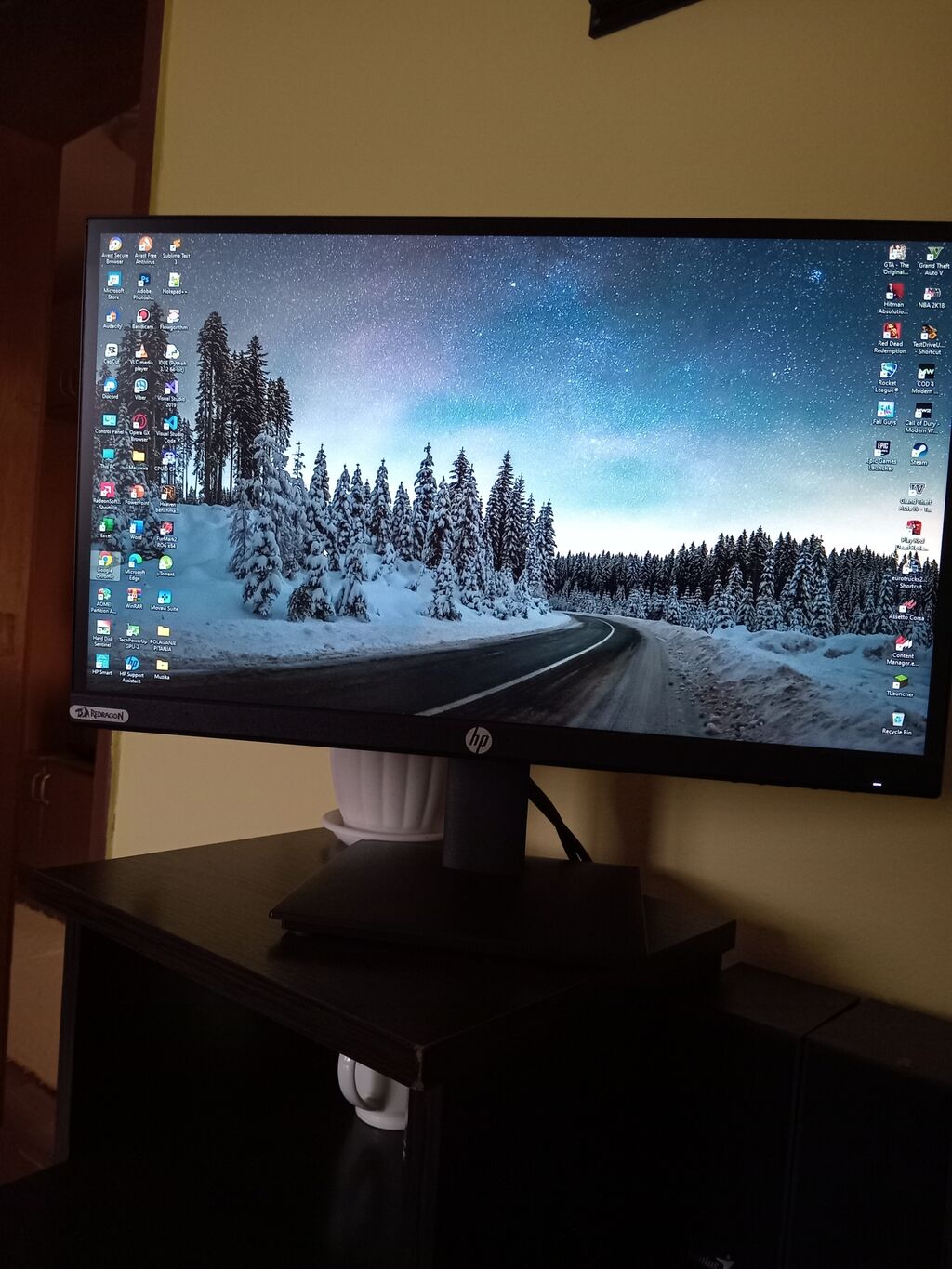 HP P22 G4 75Hz Monitor Monitor kupljen pre godinu dana, estetski nov