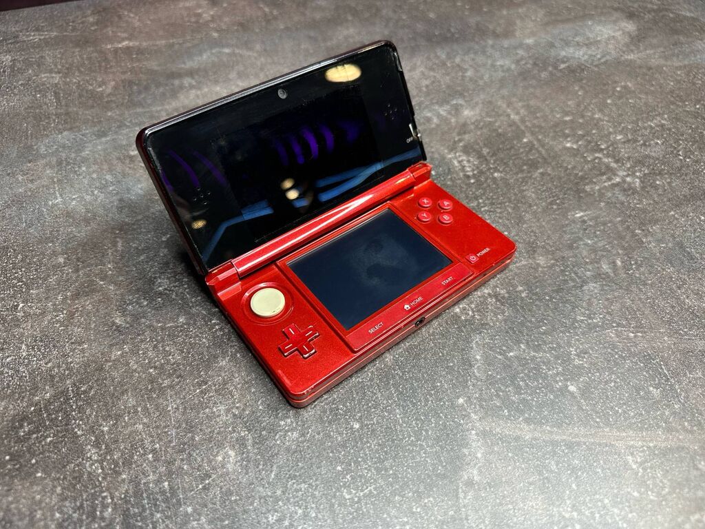 Nintendo 3DS RED. Nintendo 3DS у веома добром стању. Скупа црвена